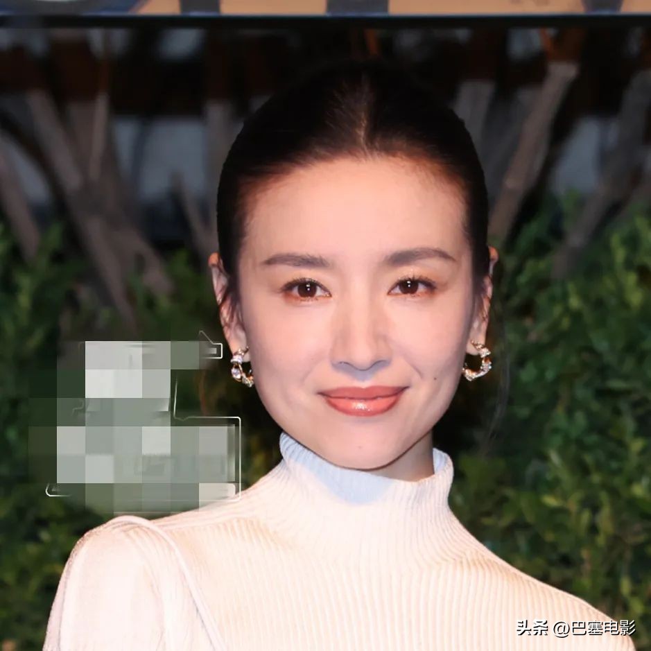 This night in Beijing, the baby is so charming, Dong Jie is dressed in ...