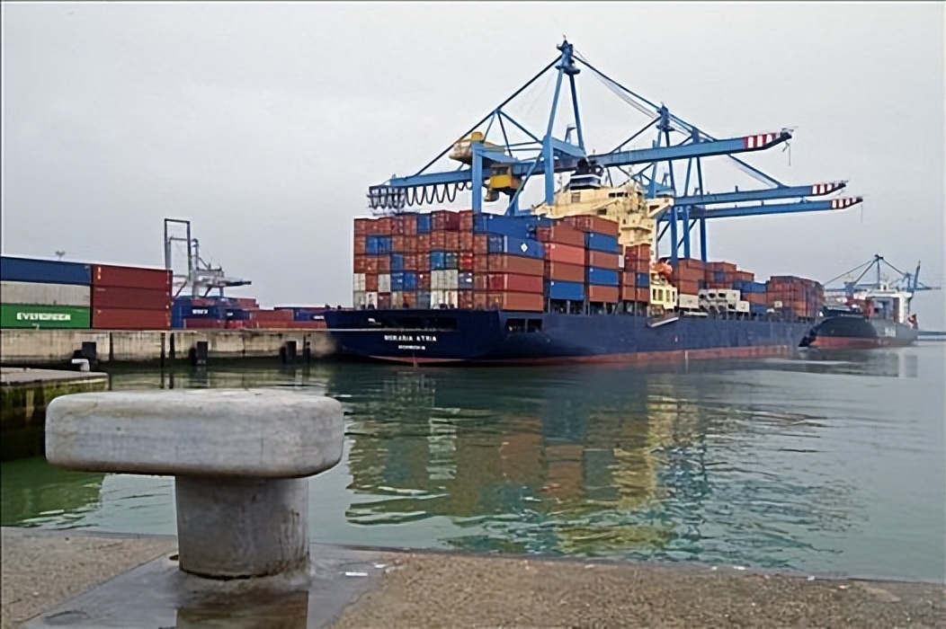 What economic opportunities does the historic port of Bruges bring to ...