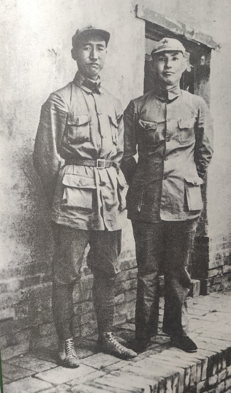 In the old photo from 1975, Ye Jianying and Xiao Ke walked in front, Su ...