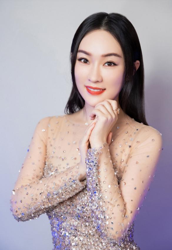 Huo Siyan is getting younger and younger, wearing a white dress and ...