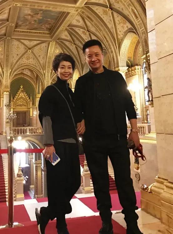 Famous singer Yan Weiwen rarely posts family photos, 64-year-old wife ...