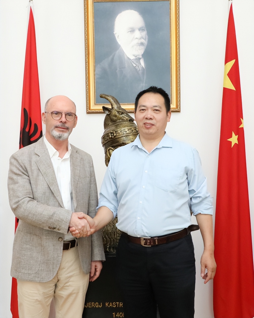 Famous Chinese calligrapher Ye Jun visits the Albanian Embassy in China ...