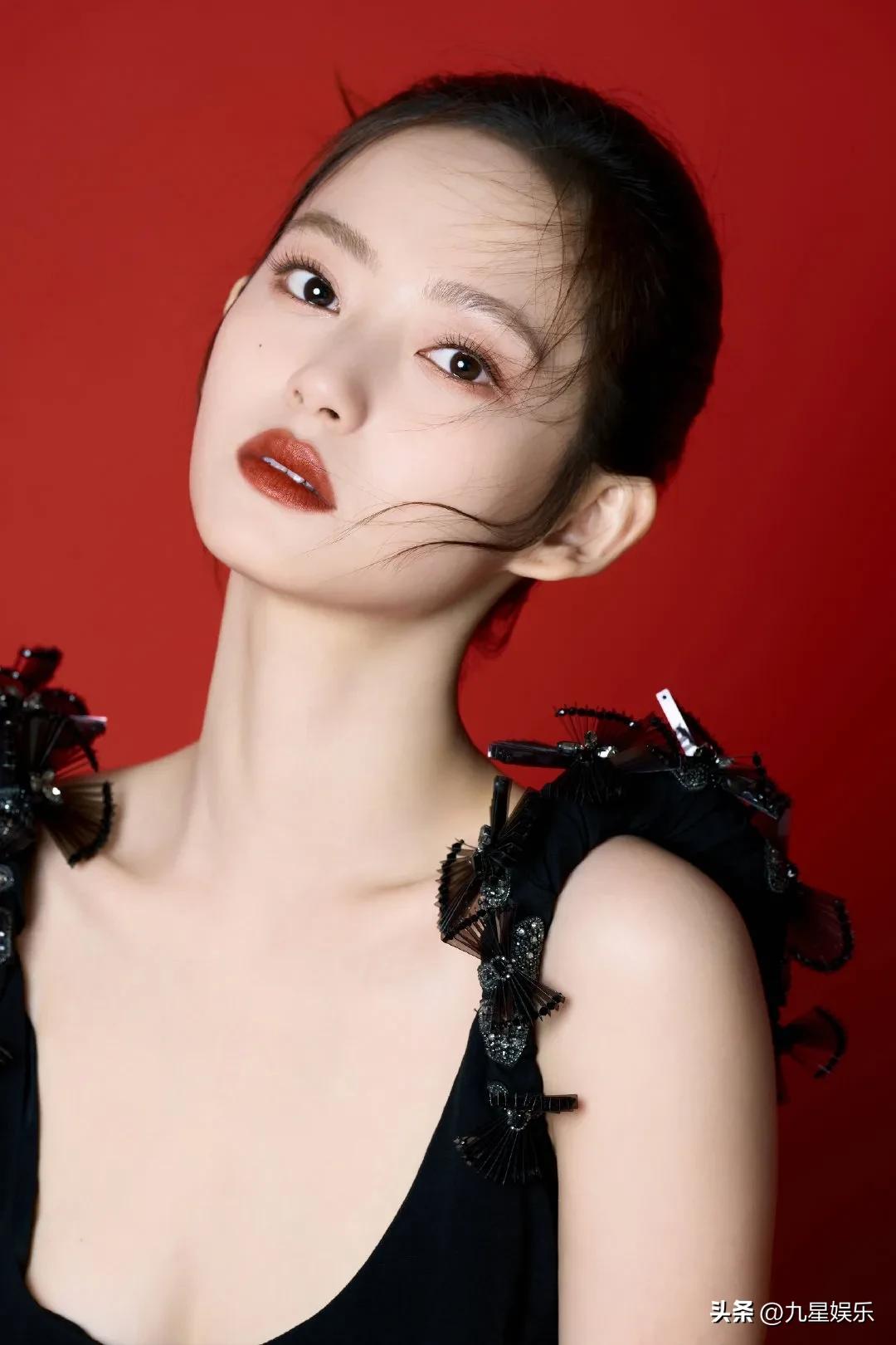 With bright red lips, bold and cool, Mr. Nie's temperament and ...