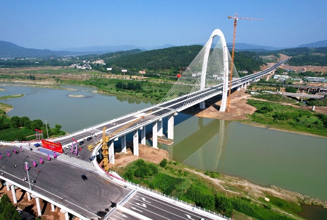 Since then, Dugai Bridge has become a thoroughfare, Jialing River ...