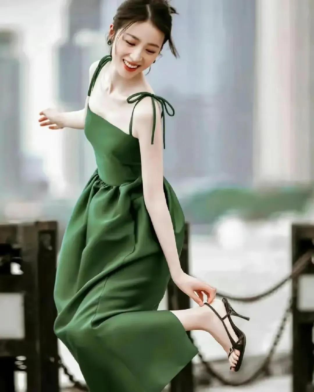 The charming Zhou Yutong - iNEWS