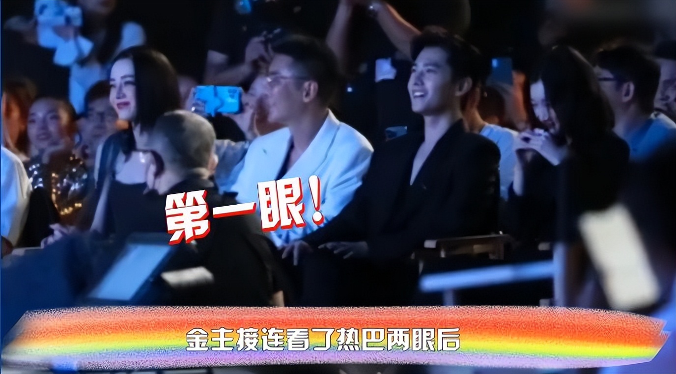 The small details of the waiting scene exposed the social interaction ...