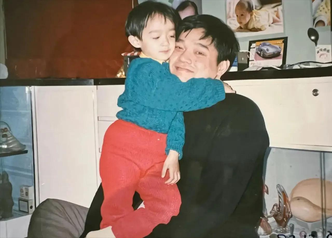 The old drama bone Shen Junyi posted a photo with his daughter!The daughter's bid for the ...