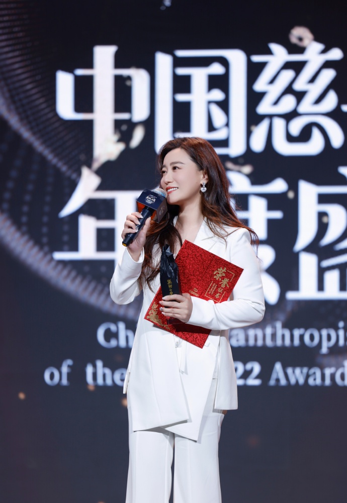 Famous female singer Tan Jing attended the event in a pure white suit ...