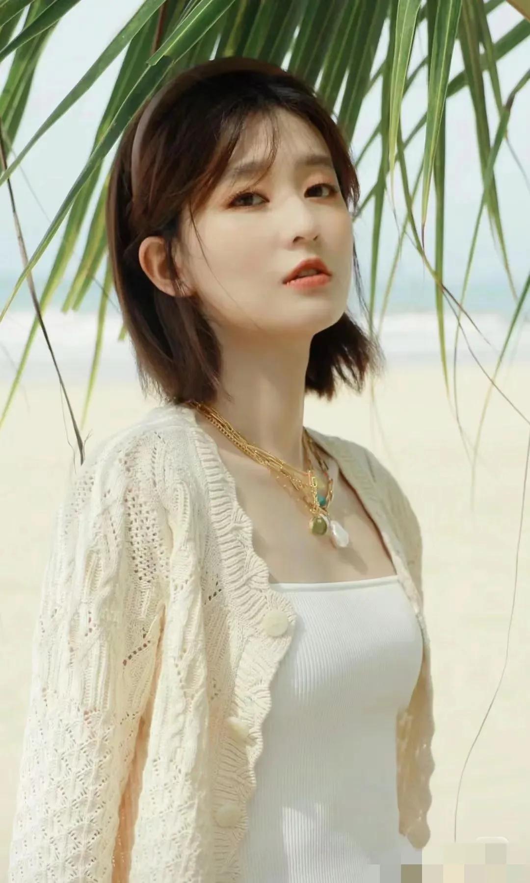 Qiao Xin is bright and enchanting, and her gestures are deeply ...