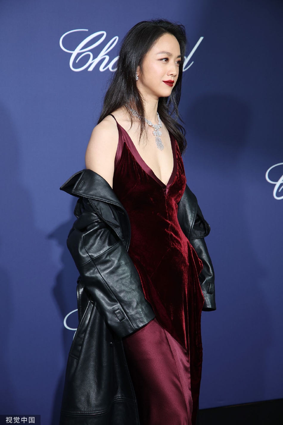 Tang Wei and Zhu Yilong are in the same frame, the two hold wine ...