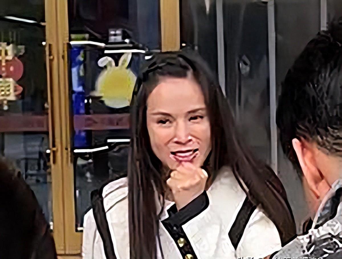 57-year-old Li Ruotong appeared at the Small Wild Goose Pagoda in Xi'an ...