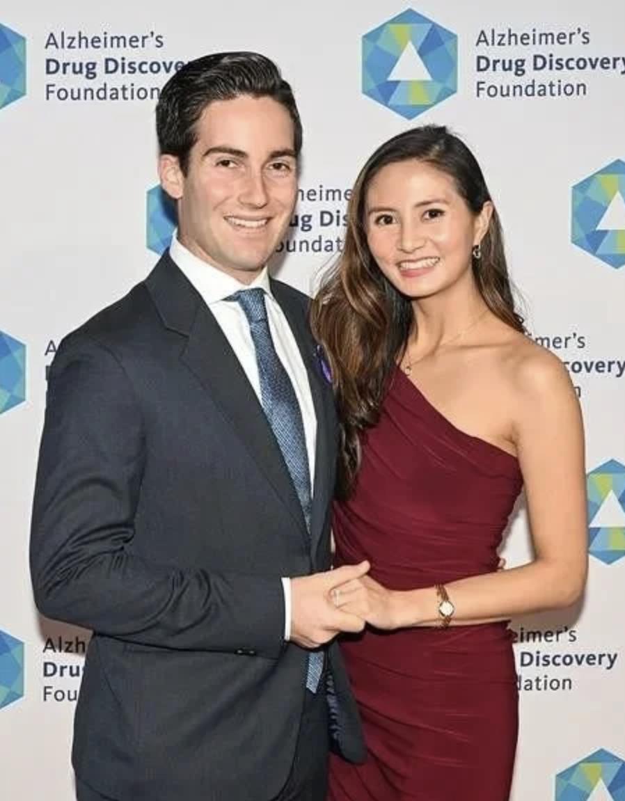 The Chinese daughter-in-law of the Estée Lauder family is pregnant. She ...