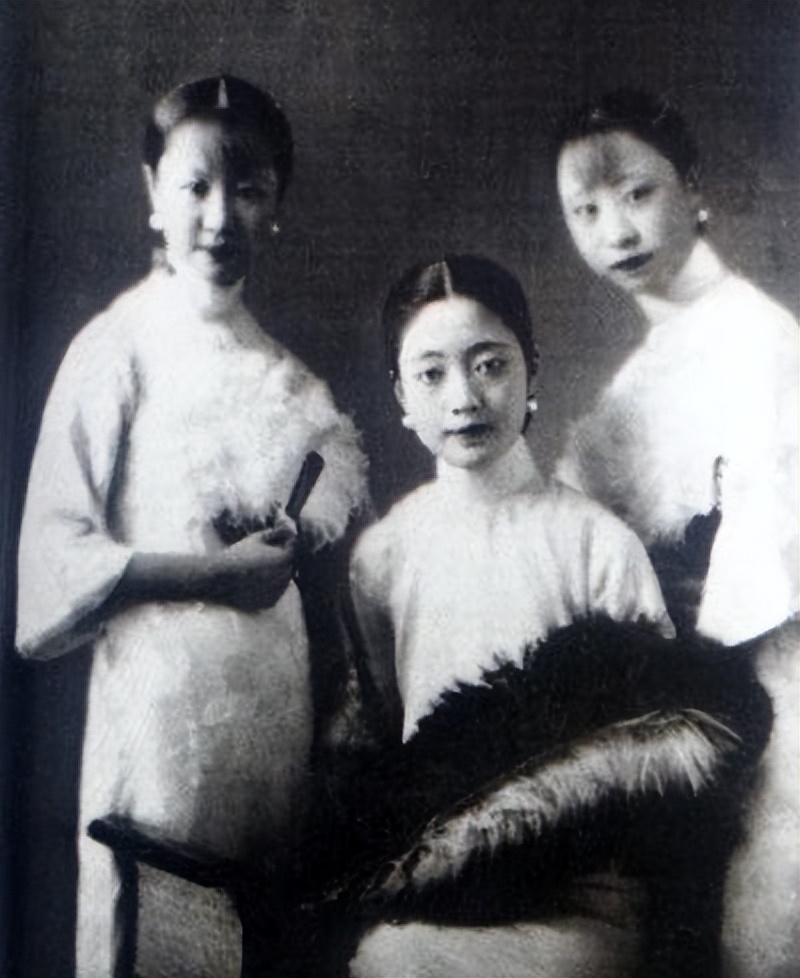 In 1956, Jin Ruixiu went to Fushun to visit Puyi, Runqi and others ...