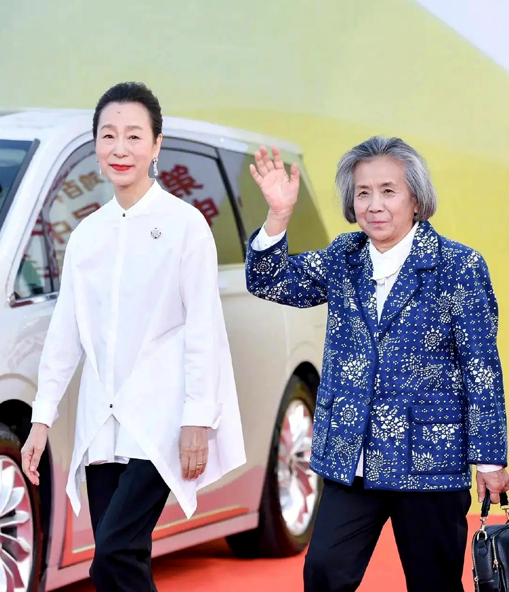 Do you know who the husband of the famous director Wang Haowei is?A ...