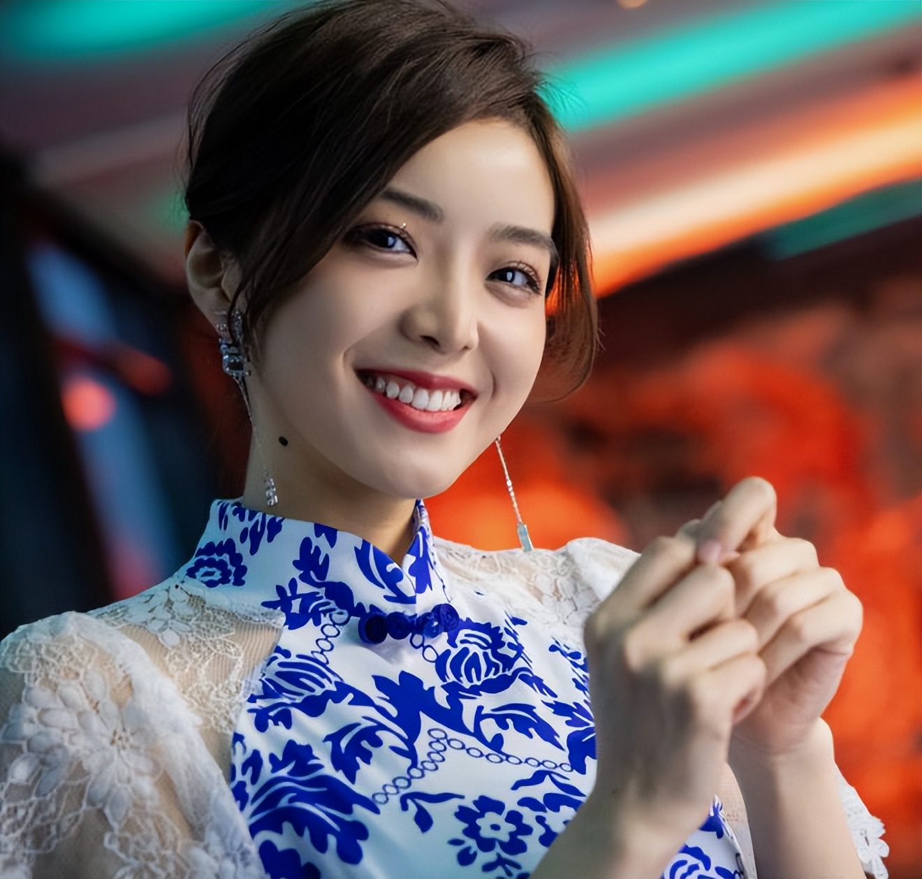 Mask + tight cheongsam!I "underestimated" her before - iNEWS