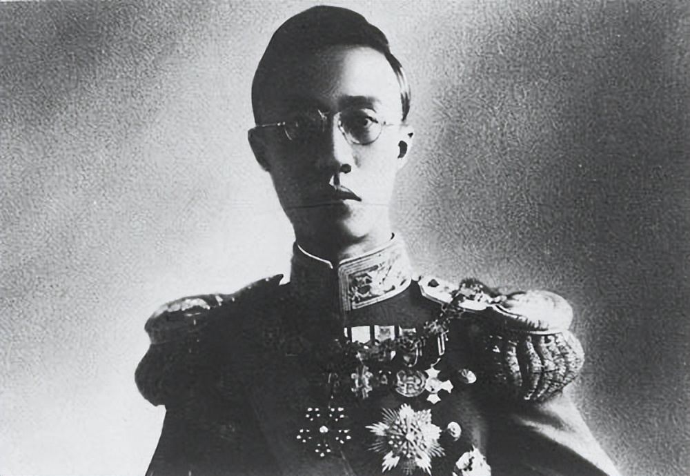 In 1964, Pu Yi fell in the Huaqing Pool bath, intoxicated with a smile ...