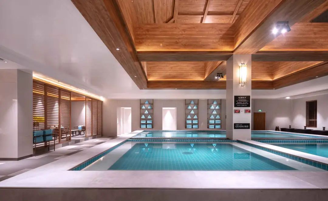 A pool of warm hot spring soup is often indispensable for the happiness ...