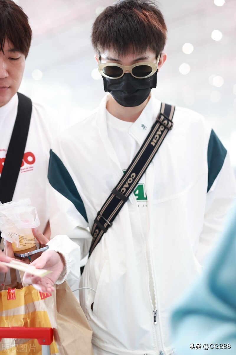 Lin Mo appeared in Beijing Airport star airport photos - iMedia