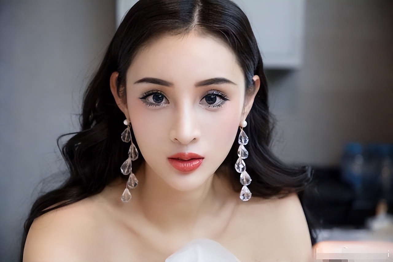 25-year-old "car model with beautiful legs", wearing a cheongsam to ...