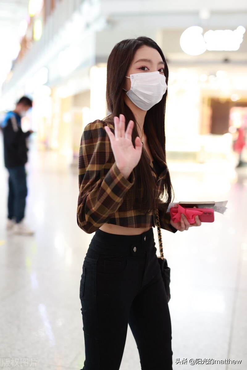 Li Ziting departs from Beijing Airport to show her beautiful legs in ...