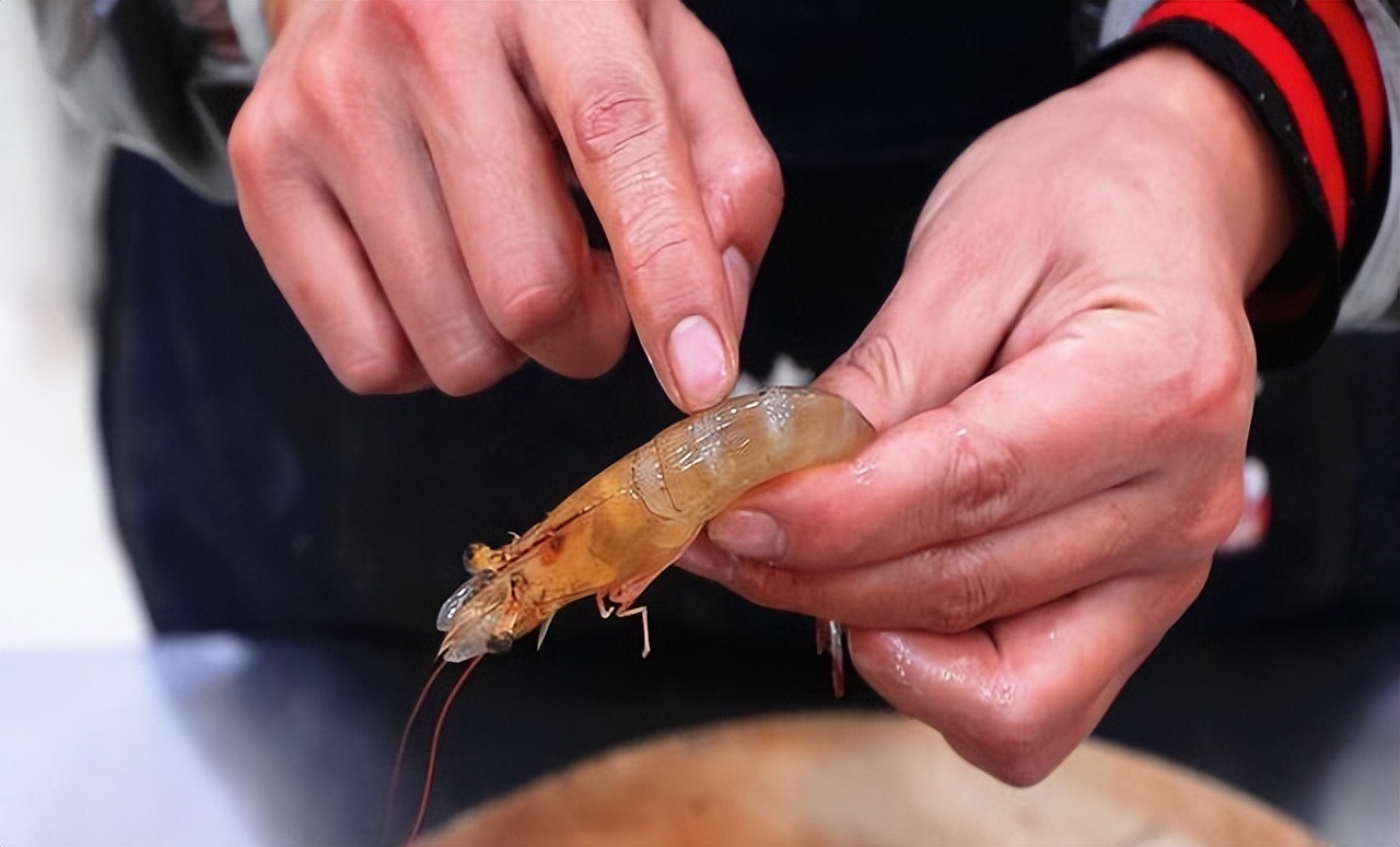 When dealing with prawns, it is wrong to pick the prawn line directly ...