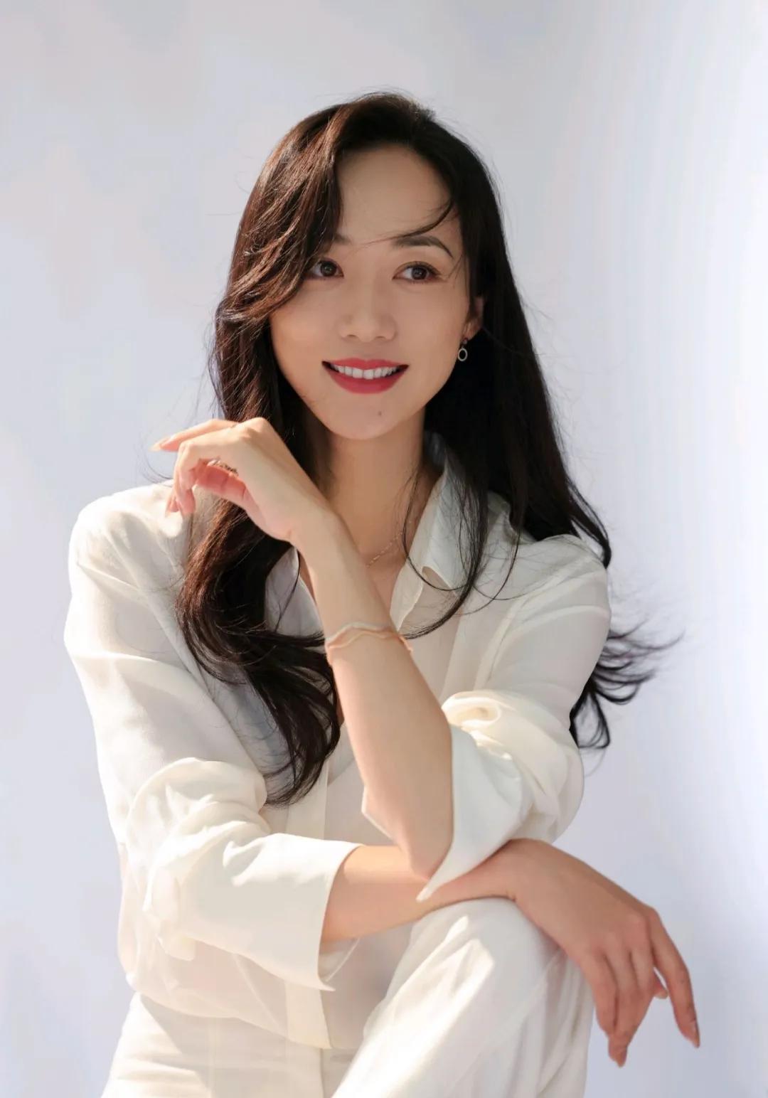 Temperament goddess Han Xue - iNEWS