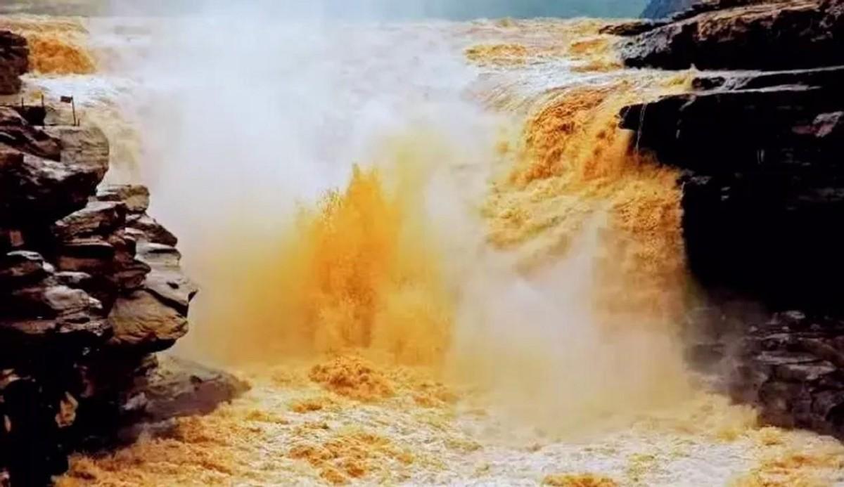 The Hukou Waterfall of the Yellow River is surging with green waves ...