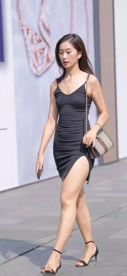 The charming long legs are full, and the fashionable women's outfits ...
