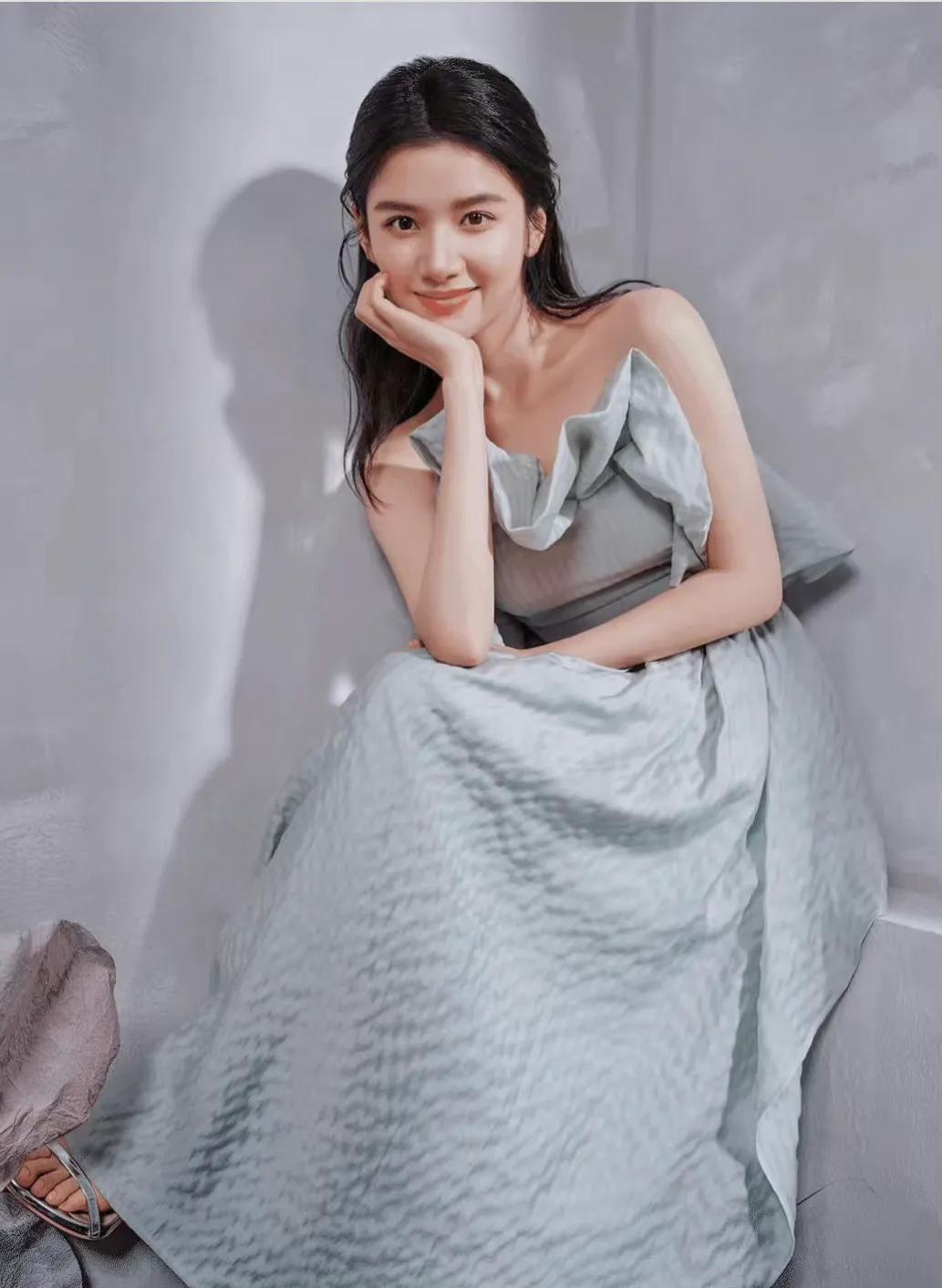 Zhang Jingyi's recent outfits - iNEWS