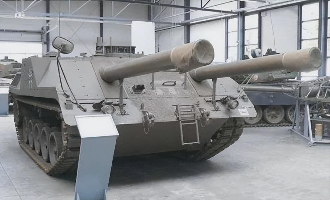 Why is the 99 tank not equipped with two barrels? Isn't this more ...