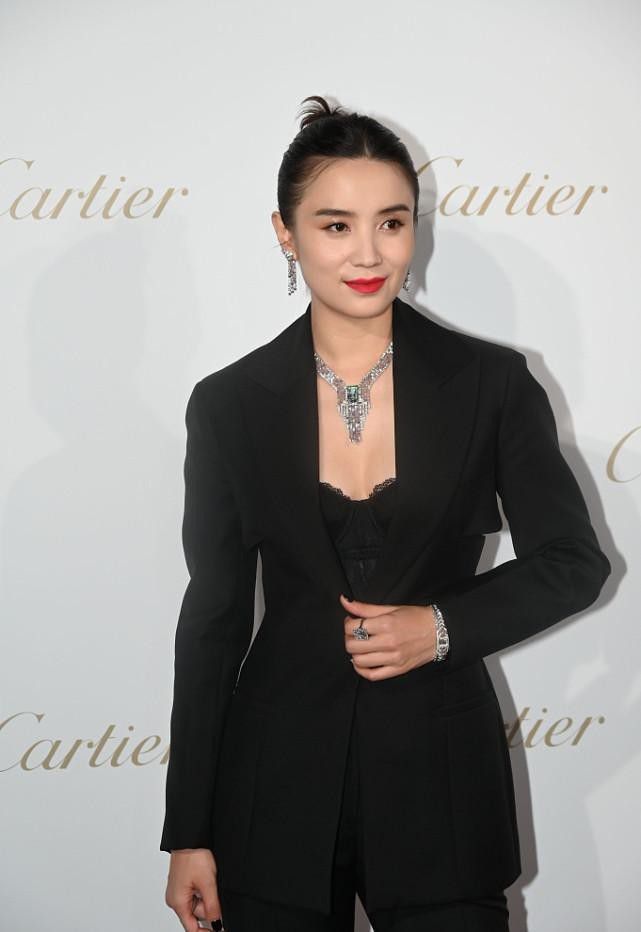 43-year-old Qin Lan is in the same frame as 41-year-old Song Jia. Song ...