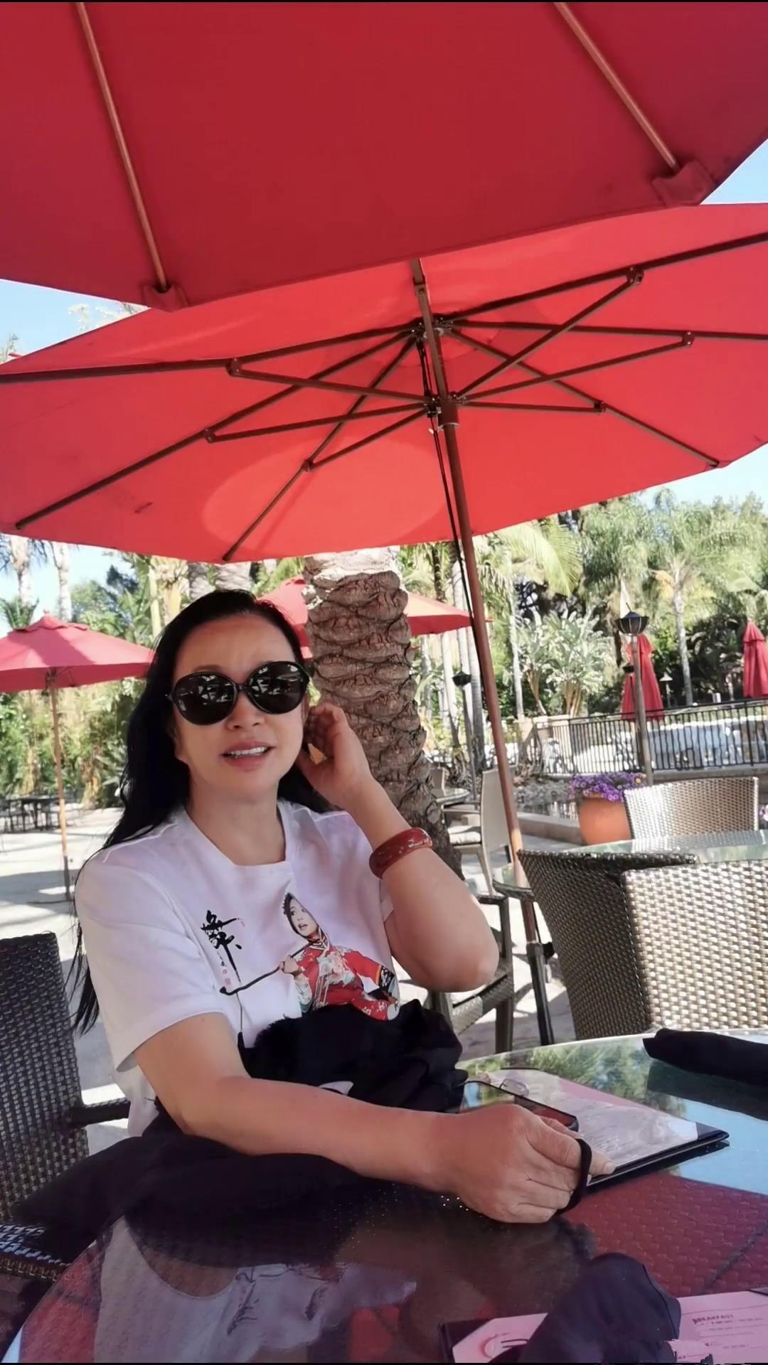 Liu Xiaoqing finally has a generous face without makeup, and instead of ...