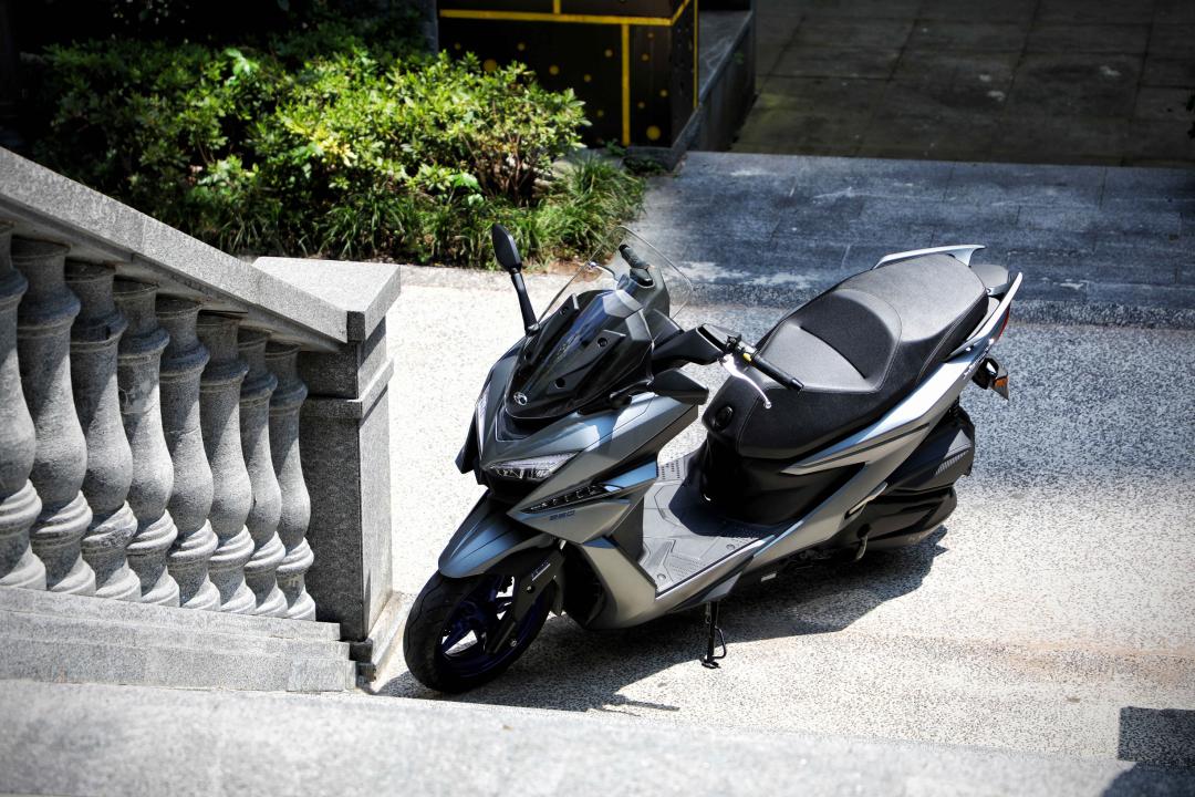 「玩樂」與「實用」的高端組合——光陽ST250靜態解讀 - 資訊咖