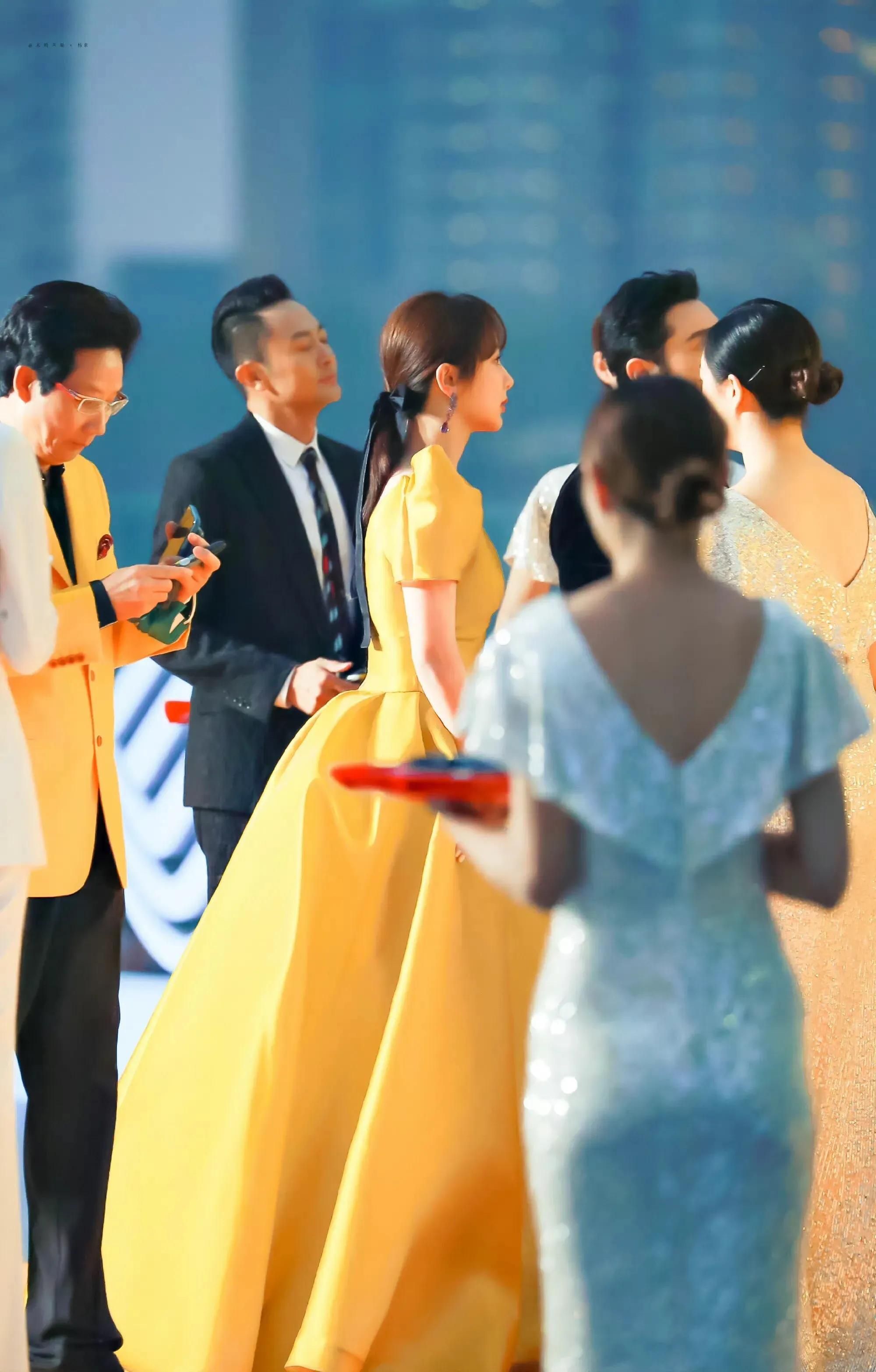 Yang Zi has grown up, her "milk white skin" is eye-catching, and her ...