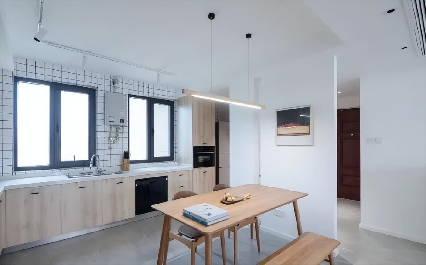 The 105-square-meter three-bedroom apartment is simple, elegant and ...