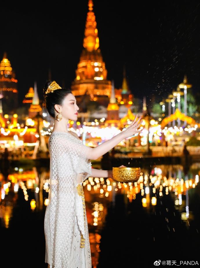 Ge Tian turned into the goddess of the moon, the exotic style is bright ...