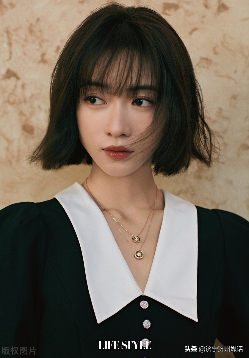 "Beautiful Beacon" Wu Jinyan, charming and elegant like the blue lake ...