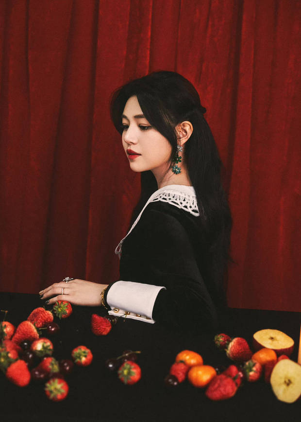Chen Yanxi's retro oil painting style photo has black hair and red lips ...