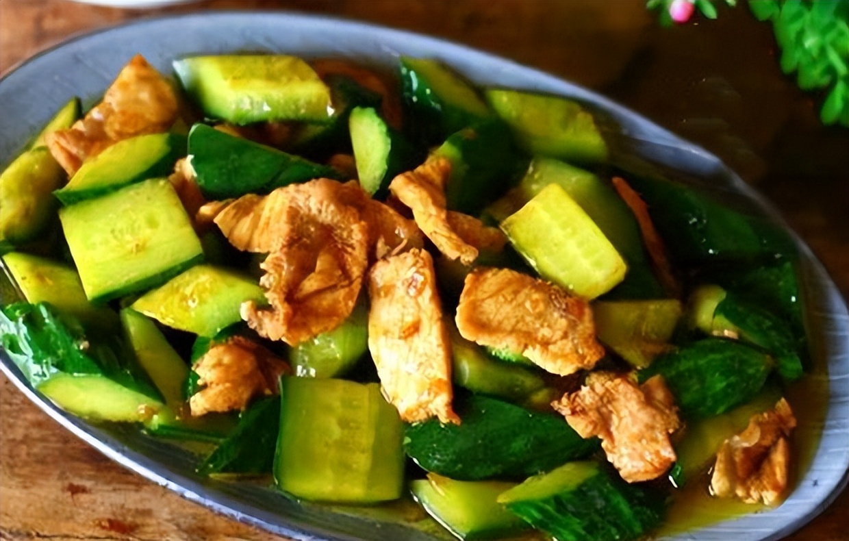 When frying cucumbers, it is a big mistake to fry them directly in the ...