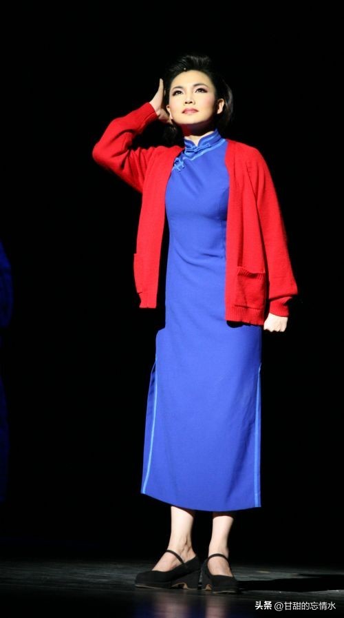 Three female military singers, with sweet looks, plump bodies and high ...