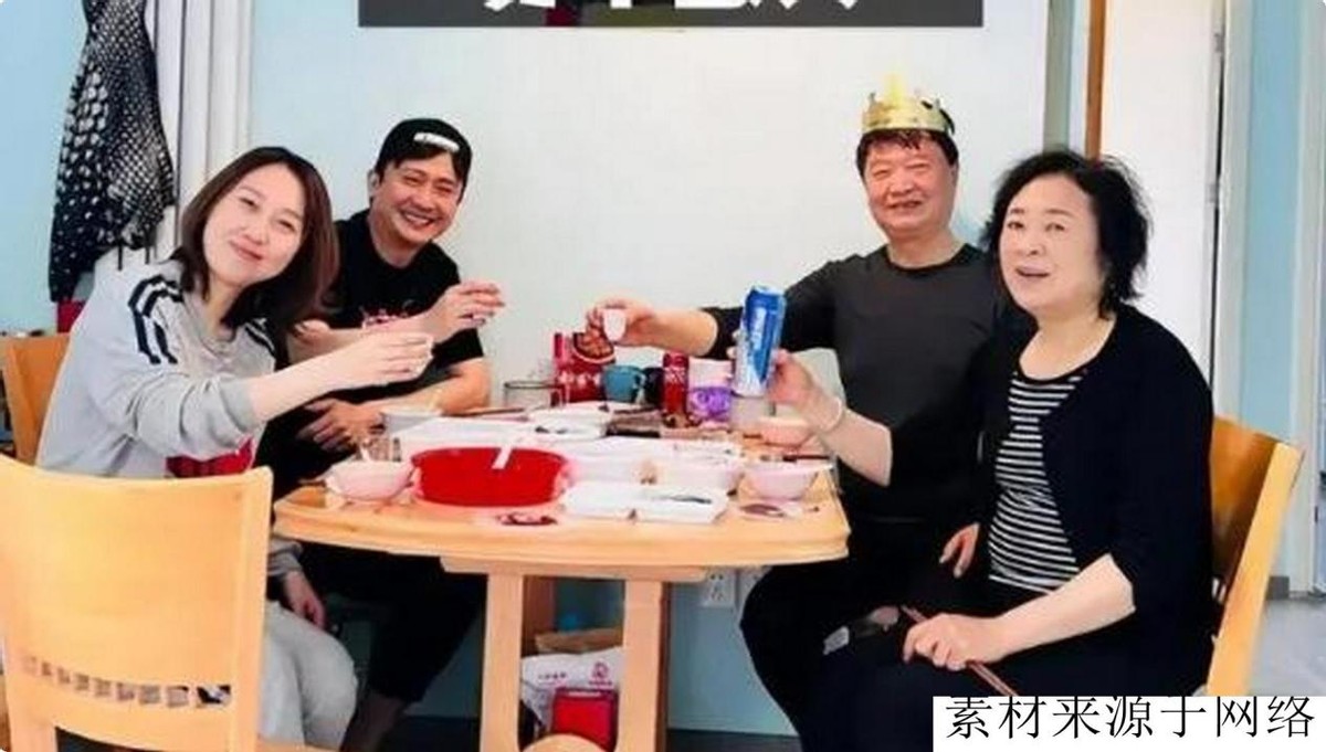 He fell in love with his wife in a low-key manner, and his two ...