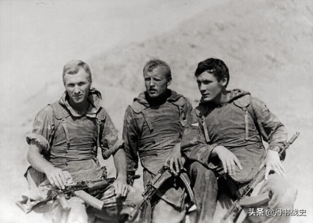 The Soviet Union's first modern body armor, 6B2 body armor using ...