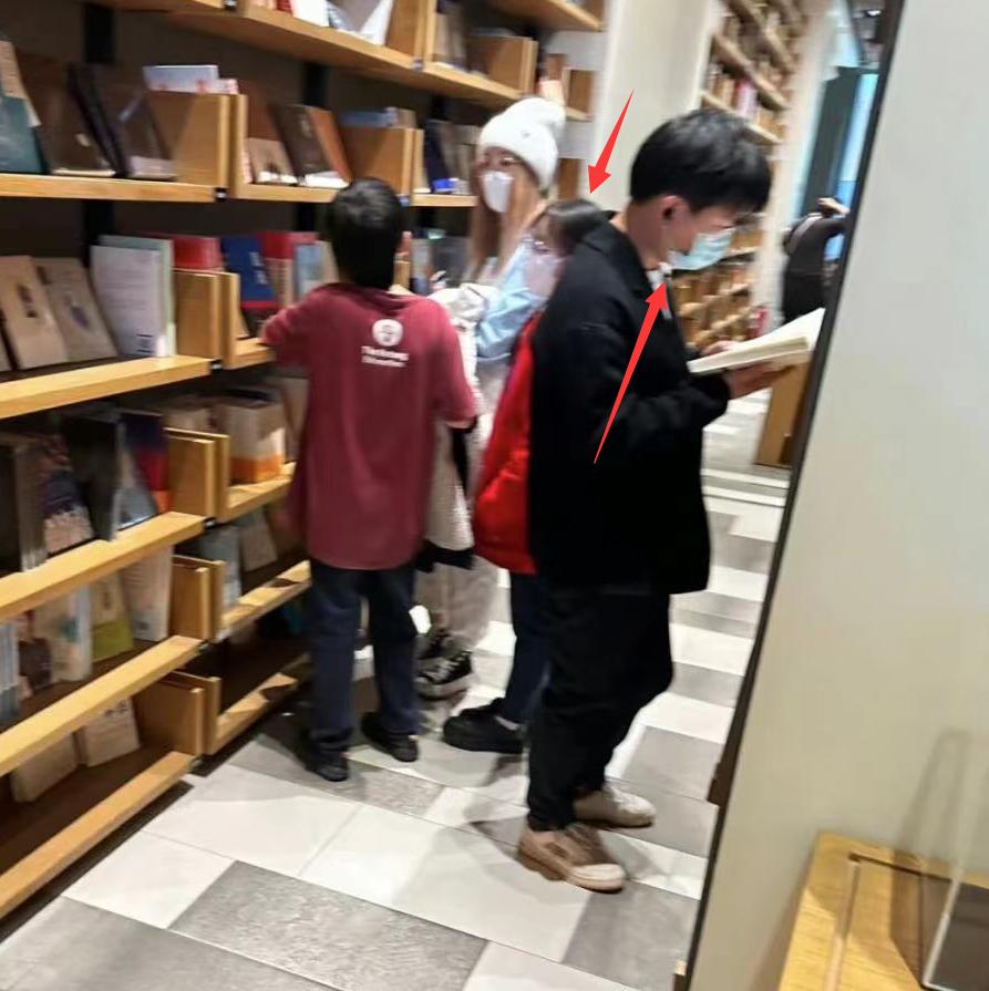 Ma Rong took her children back to her hometown, went to bookstores with ...