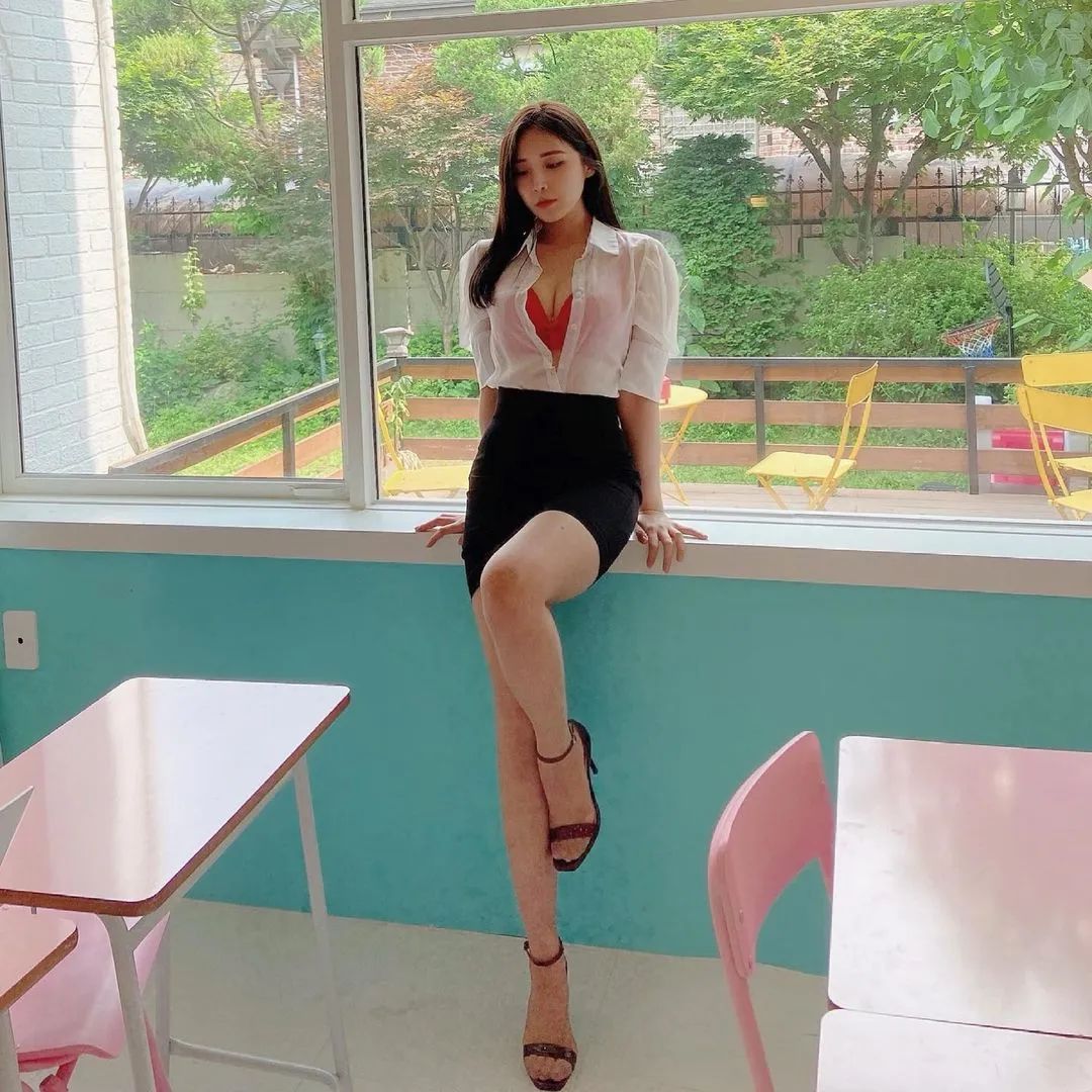 Sexy and charming yoga teacher GgotBBang - iNEWS