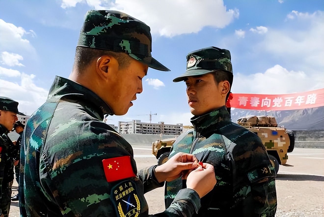 What is the rank of the armed police detachment?There are three types ...