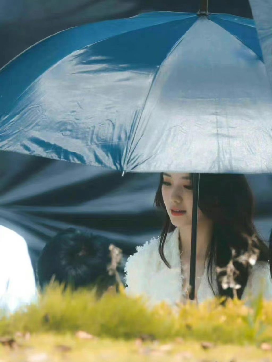 Liu Haocun's "Derailment" new Reuters, white suit shorts, super beautiful with an umbrella - iNEWS