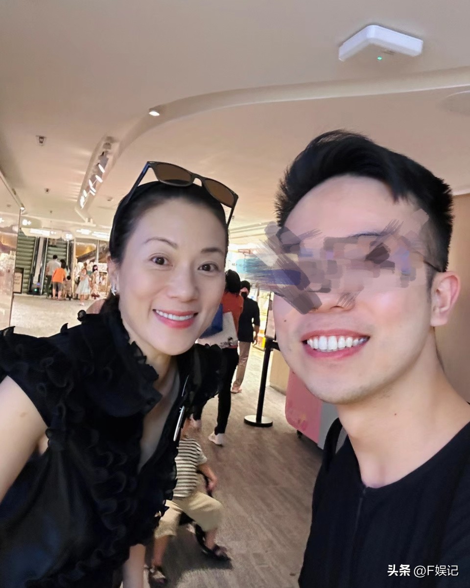 Zhang Keyi was met by chance and happily took a group photo with ...