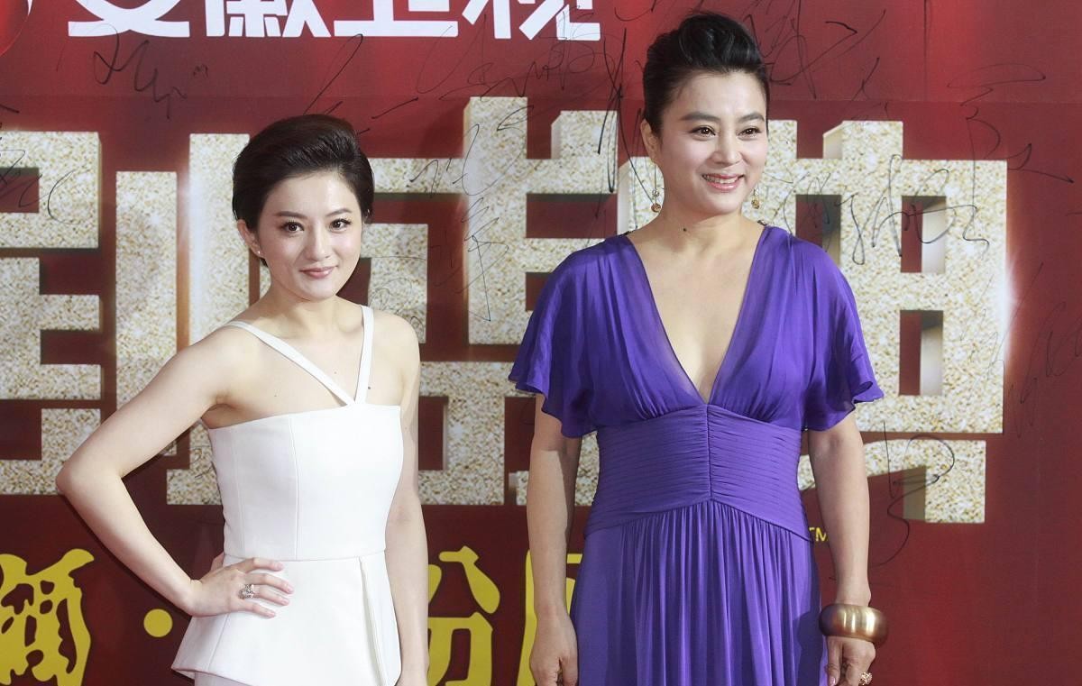 Li Lingyu's elegance can't be hidden, wearing a V-neck skirt looks so noble, and her temperament ...