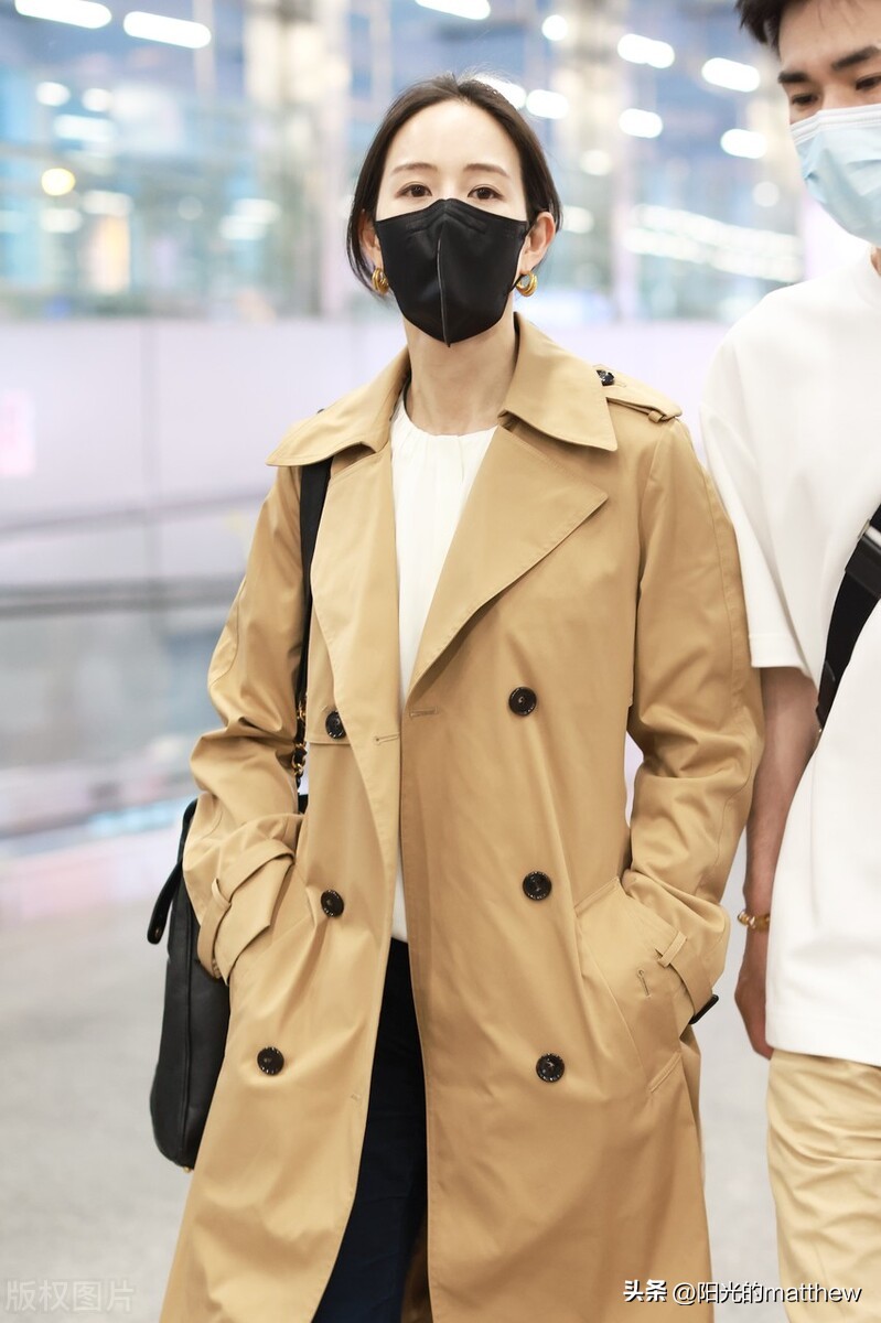 Zhang Junning appeared at Beijing Capital Airport and took a group ...