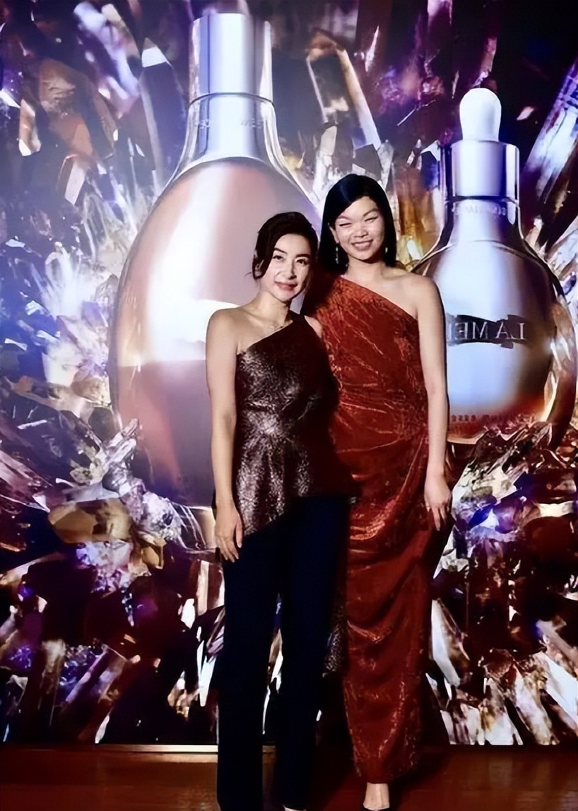 Guo Jingjing and Gong Li met abroad by chance, she has more jewelry ...